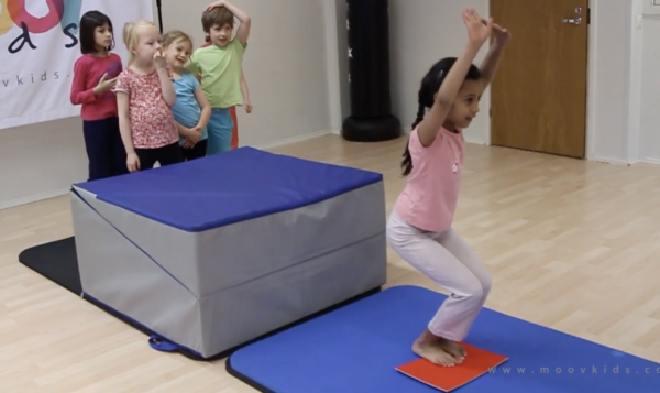 Jumping from a high place: an important milestone for children : MoovKids